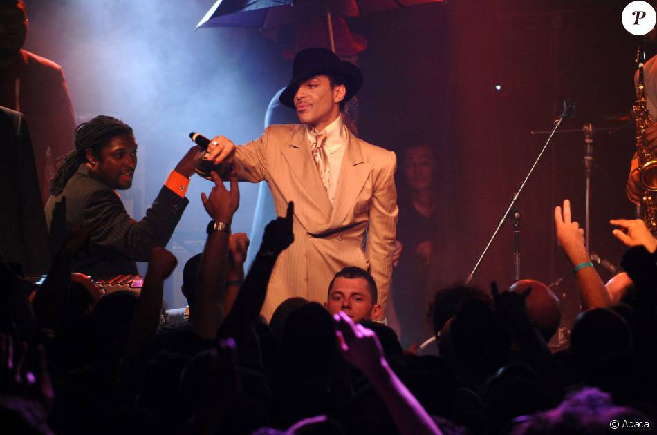 Prince en concert sur la scène du Montreux Jazz Festival, le 16 juillet ...