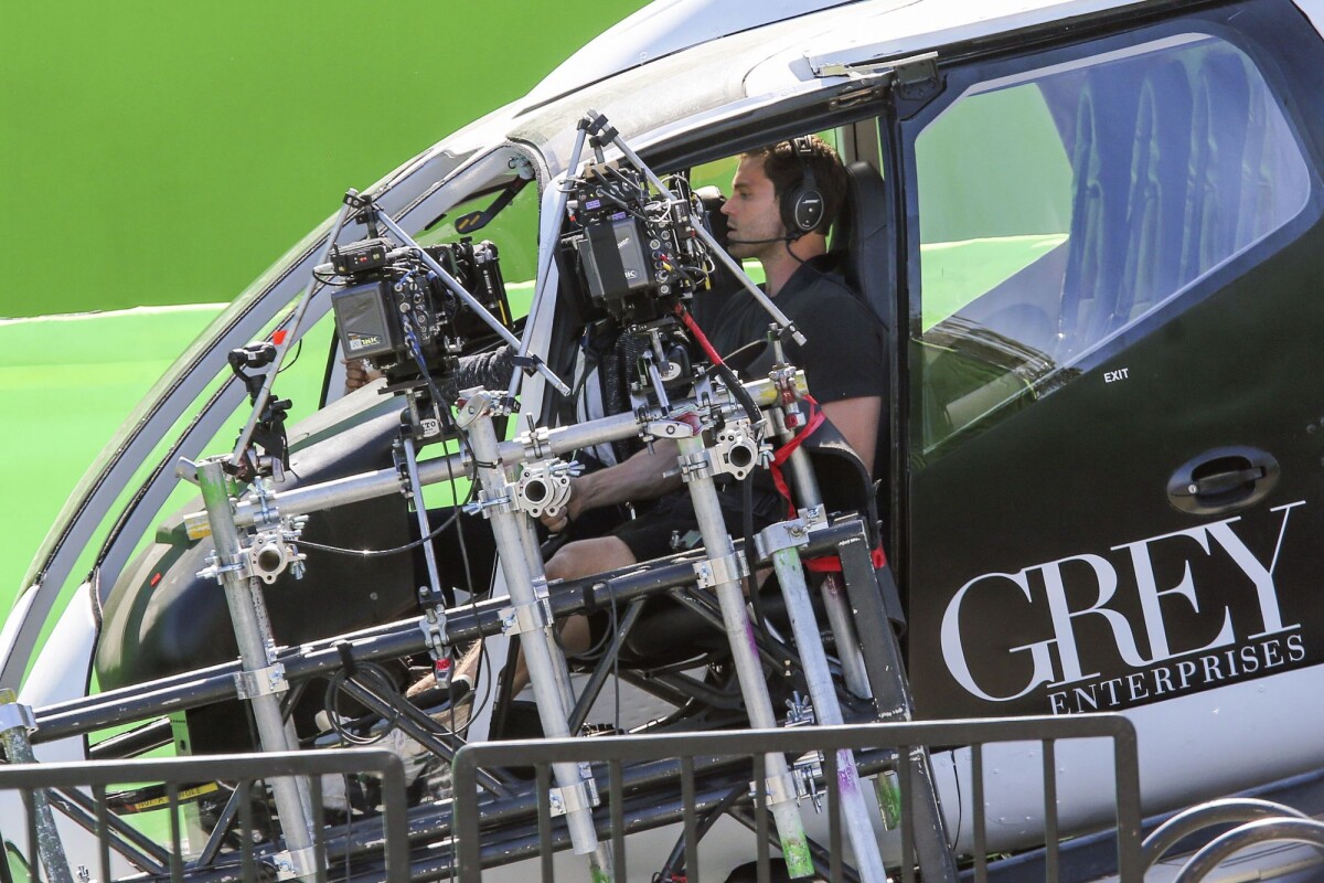 Photo : Jamie Dornan tourne une scène dans un hélicoptère pour le film ...