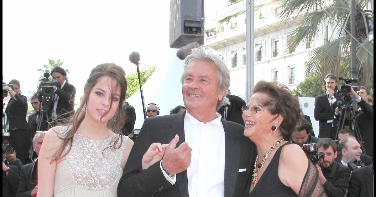Anouchka Delon avec son père Alain Delon et Claudia Cardinale ... Anouchka Delon avec son père Alain Delon et Claudia Cardinale ...