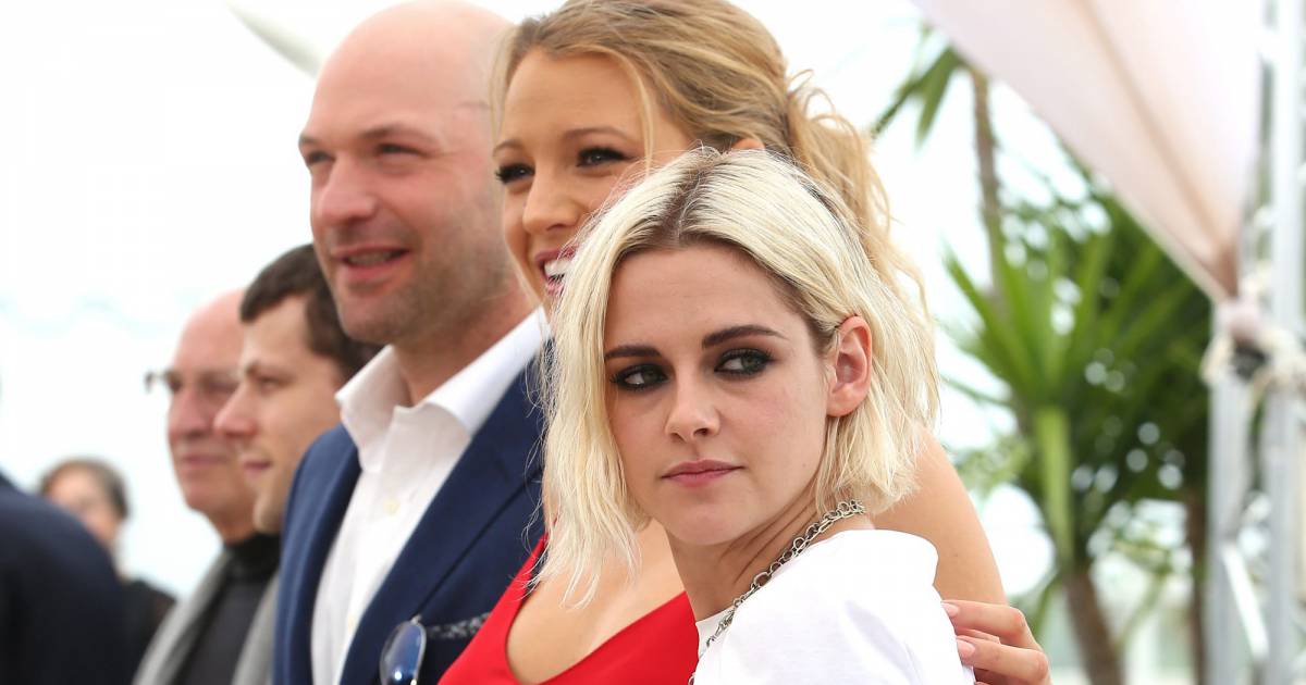 Corey Stole, Blake Lively et Kristen Stewart - Photocall du film Café ...