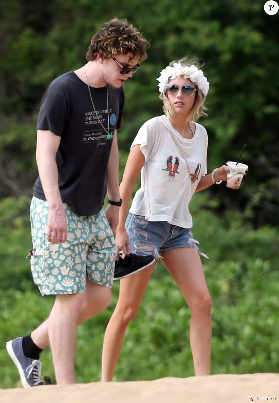 Emma Roberts et son fiancé Evan Peters passent du bon temps sur une ...