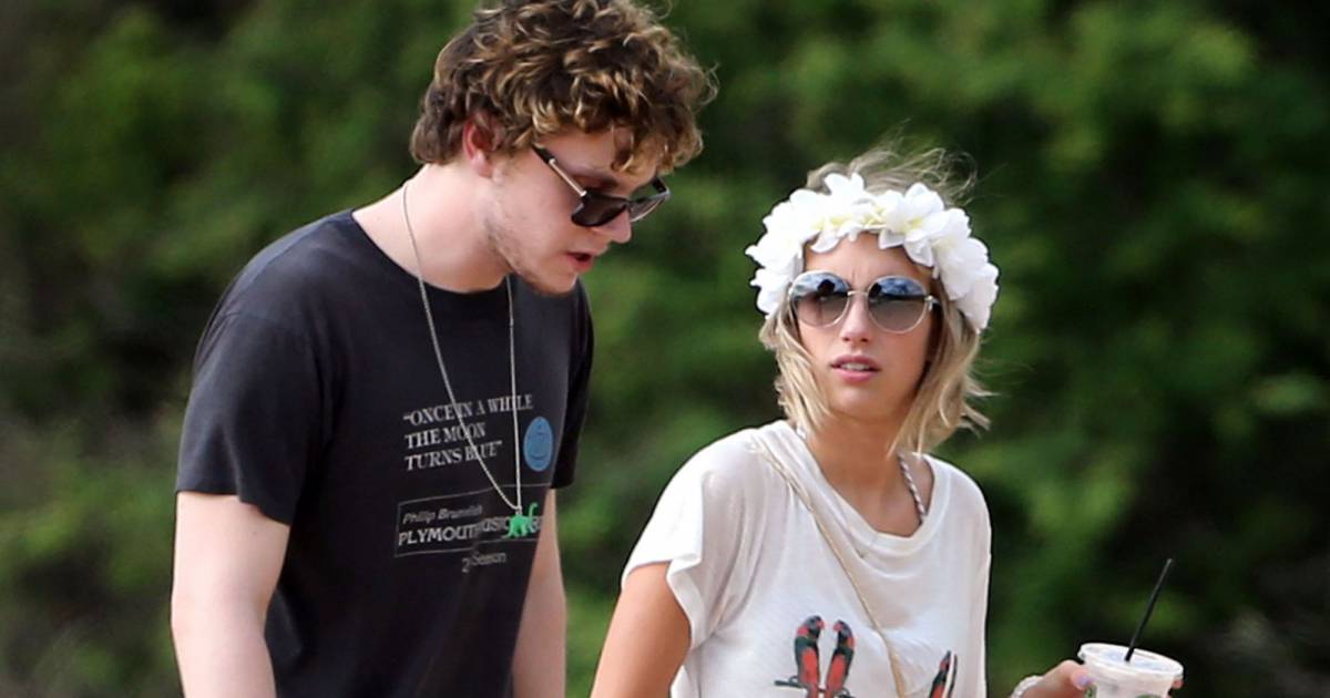 Emma Roberts et son fiancé Evan Peters passent du bon temps sur une ...