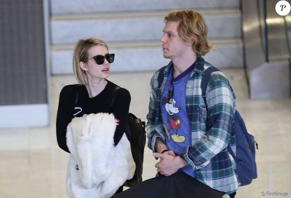 Emma Roberts et son fiancé Evan Peters arrivent à l'aéroport de Roissy ...