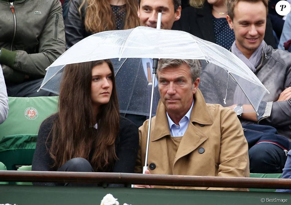 Philippe Caroit et sa fille Blanche - People dans les tribunes lors du ...