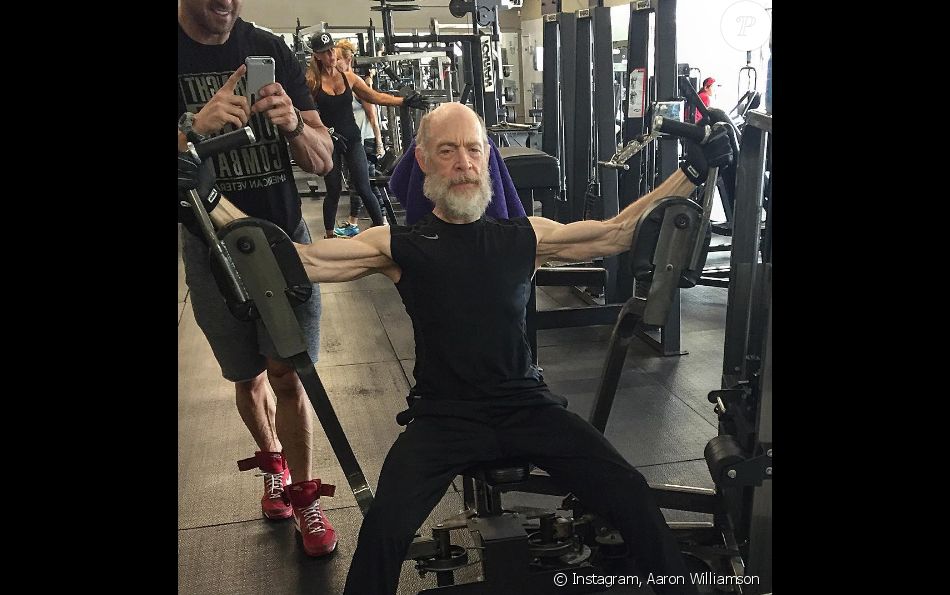 J.K. Simmons se sculpte les muscles en salle de gym pour Justice League ...