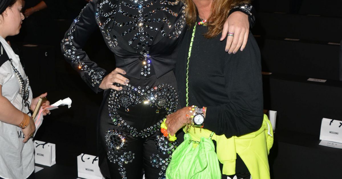 Katy Perry et Carlyne Cerf de Dudzeele lors du défilé Made LA: Moschino ...