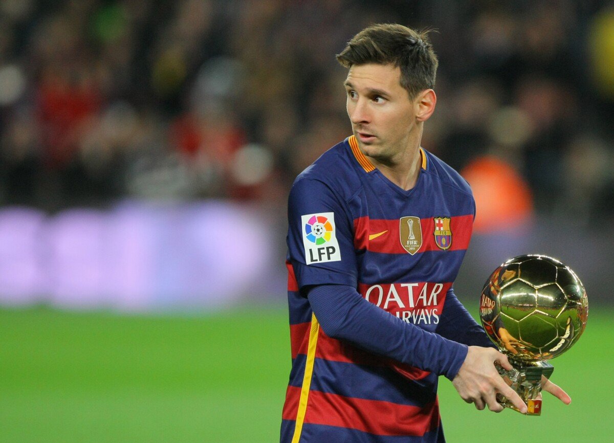 Photo : Lionel Messi présente son Ballon d'Or au Camp Nou à Barcelone ... Photo : Lionel Messi présente son Ballon d'Or au Camp Nou à Barcelone ...