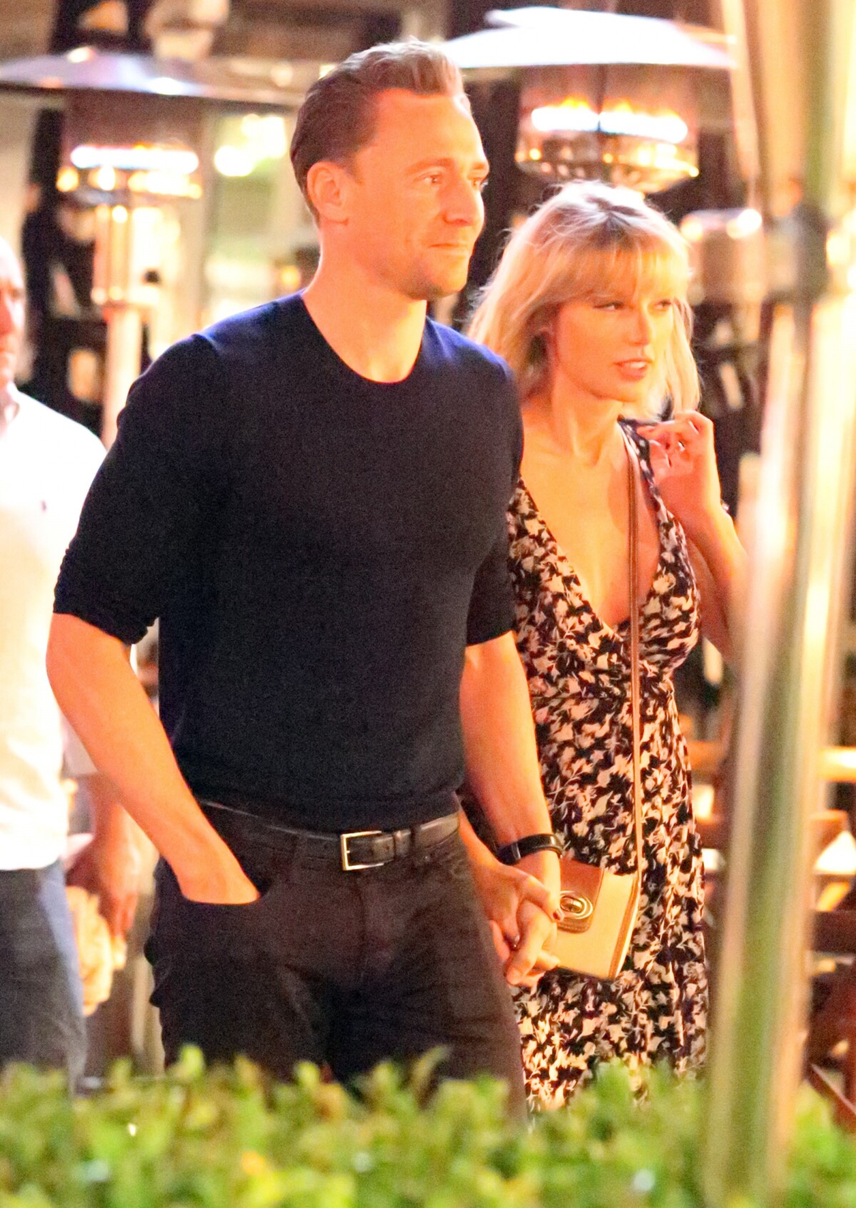 Photo : Taylor Swift et son compagnon Tom Hiddleston vont dîner dans un ...