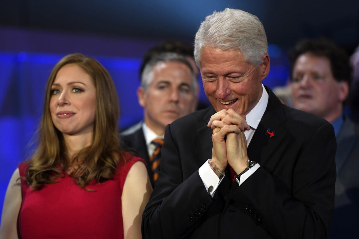 Photo : Chelsea Clinton and former President Bill Clinton listen as ...