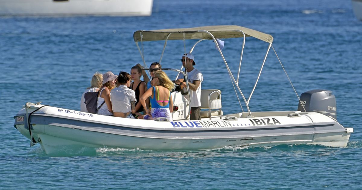 Le mannequin Ruby Rose rt sa compagne Harley Gusman en vacances à Ibiza ...