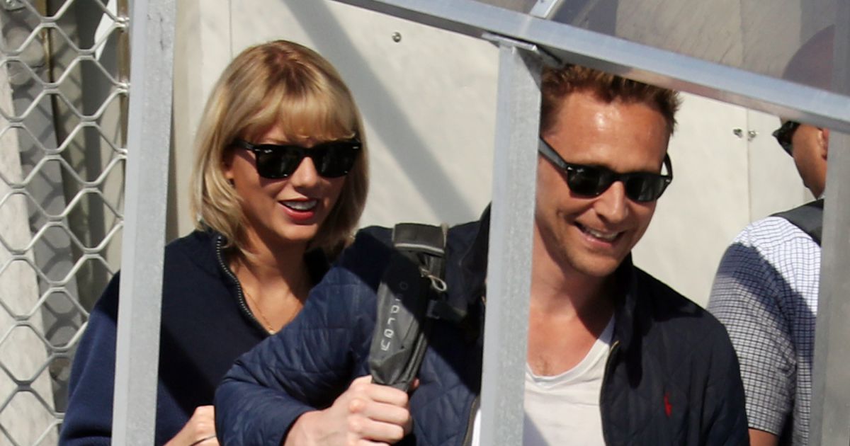Taylor Swift et son compagnon Tom Hiddleston arrivent à l'aéroport de ...