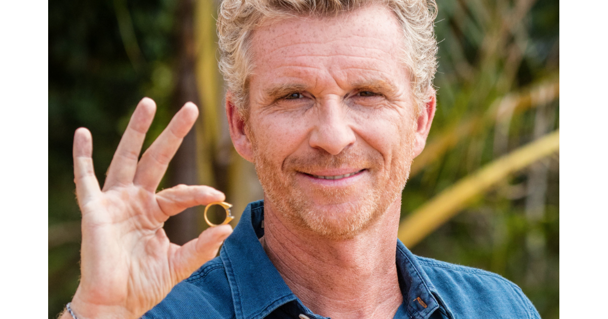 Denis Brogniart pose avec l'anneau pour Koh-Lanta : L'île au trésor ...