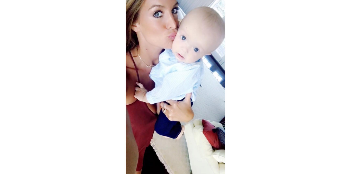 Photo : Jade Foret et son fils Nolan. Août 2016. - Purepeople