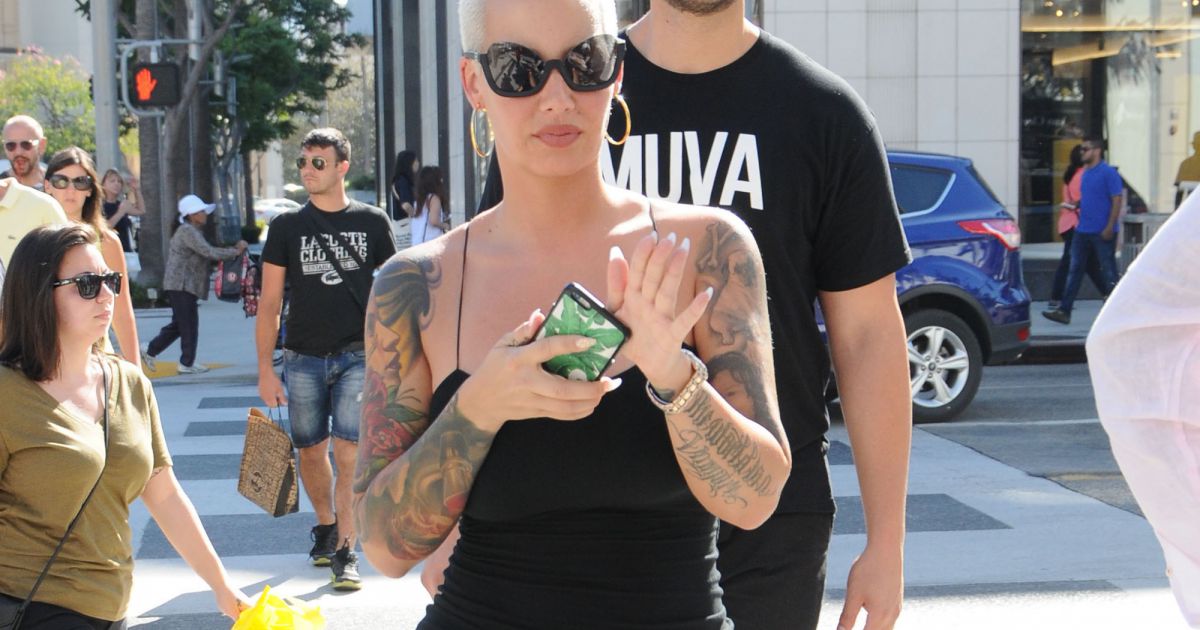Amber Rose fait du shopping dans les rues de Beverly Hills, le 18 août ...