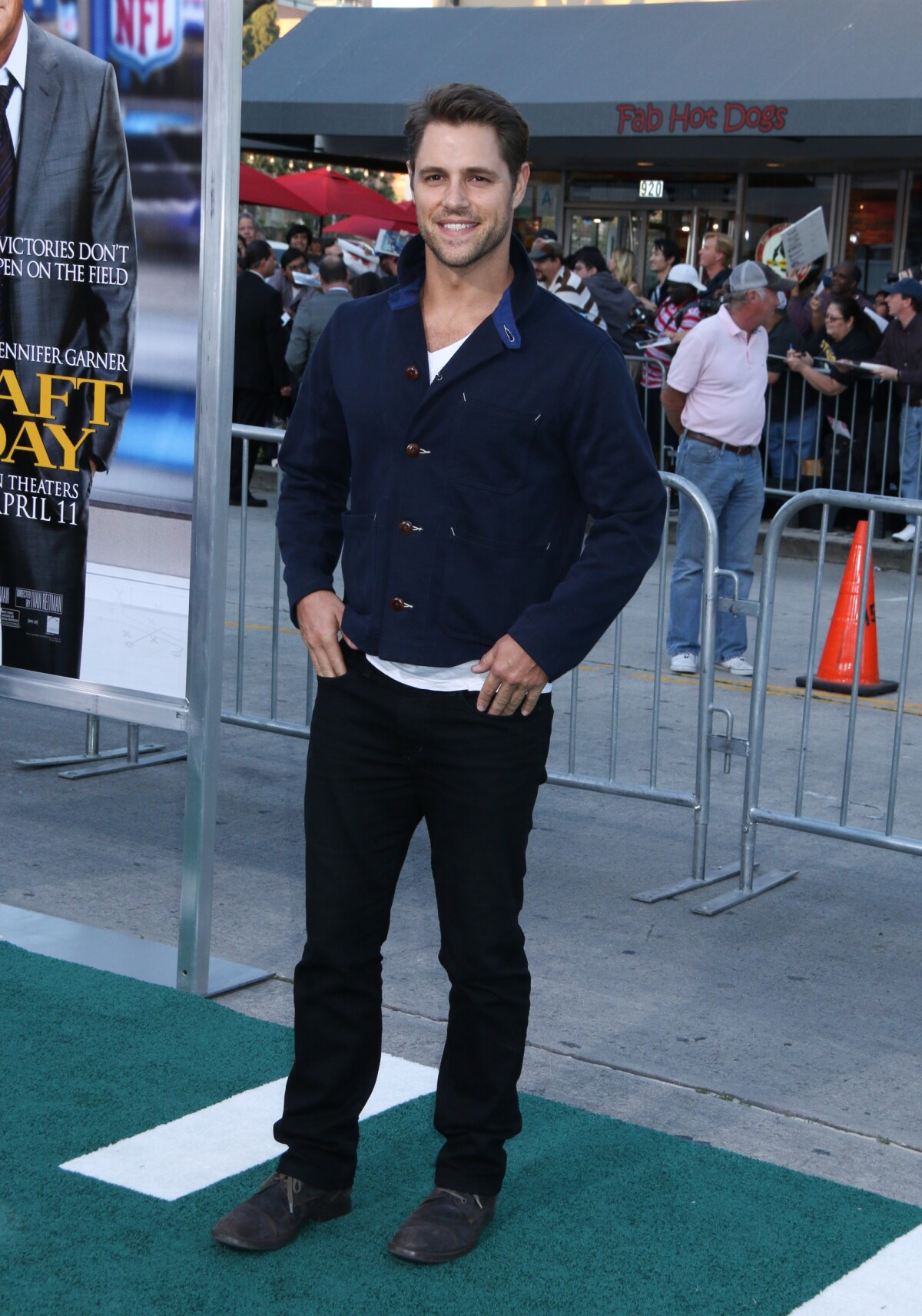 Photo : Sam Page lors de la première du film "Draft Day" au théâtre ...