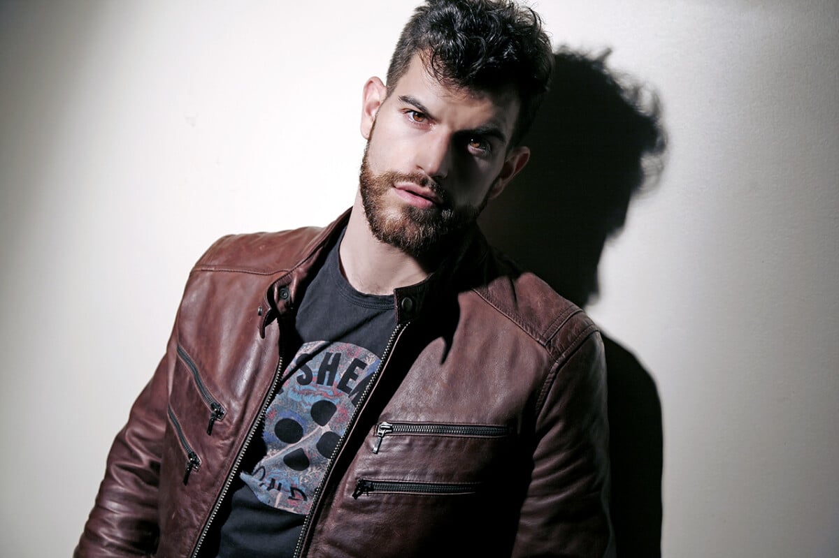 Photo : Le mannequin Matthieu Reboul prend la pose. - Purepeople