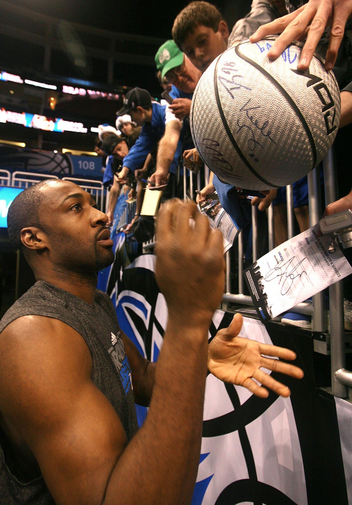 Photo : Gilbert Arenas signe des autographes avant le début du match ...