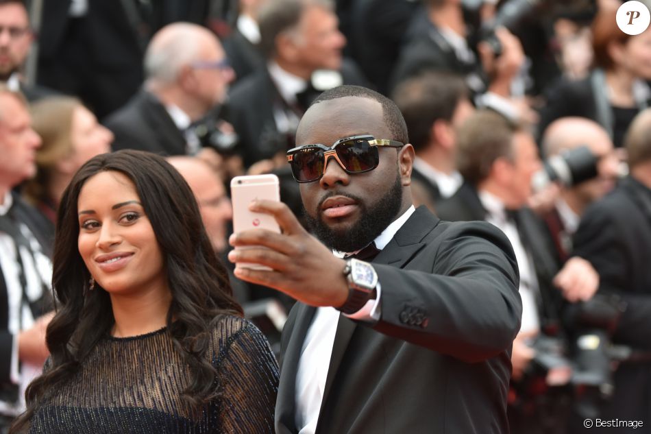 Maître Gims et sa femme DemDem (selfie) - Montée des marches du film ...
