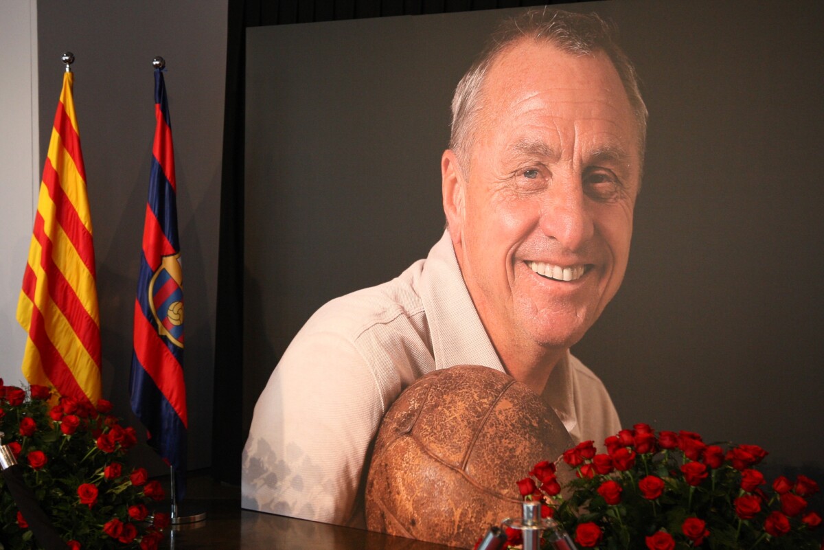 Photo : Le FC Barcelone rend hommage à Johan Cruijff au Camp Nou à ...