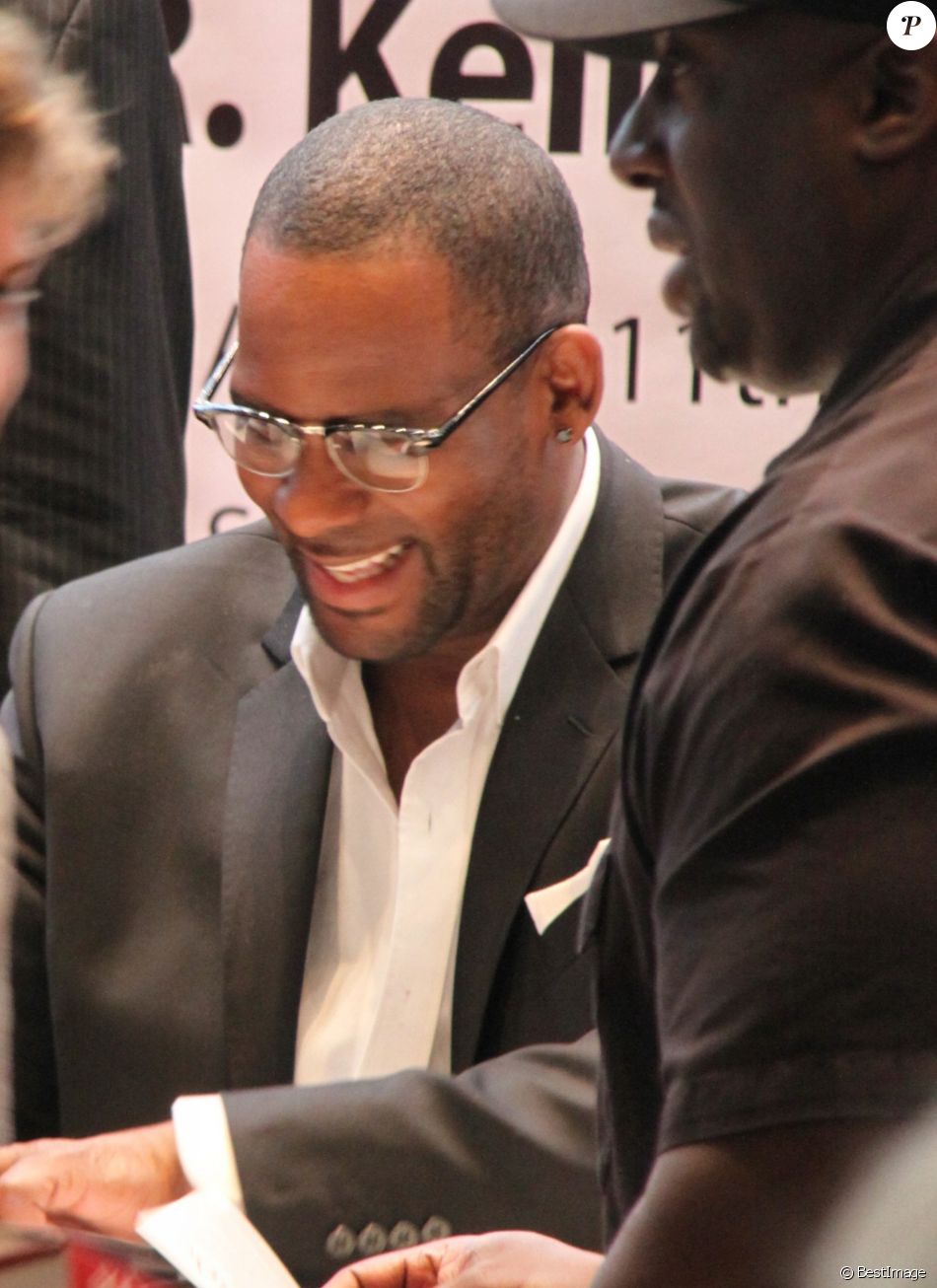 R.KELLY SIGNE SON LIVRE SOULACOASTER AU BARNES & NOBLE A WASHINGTON, LE ...