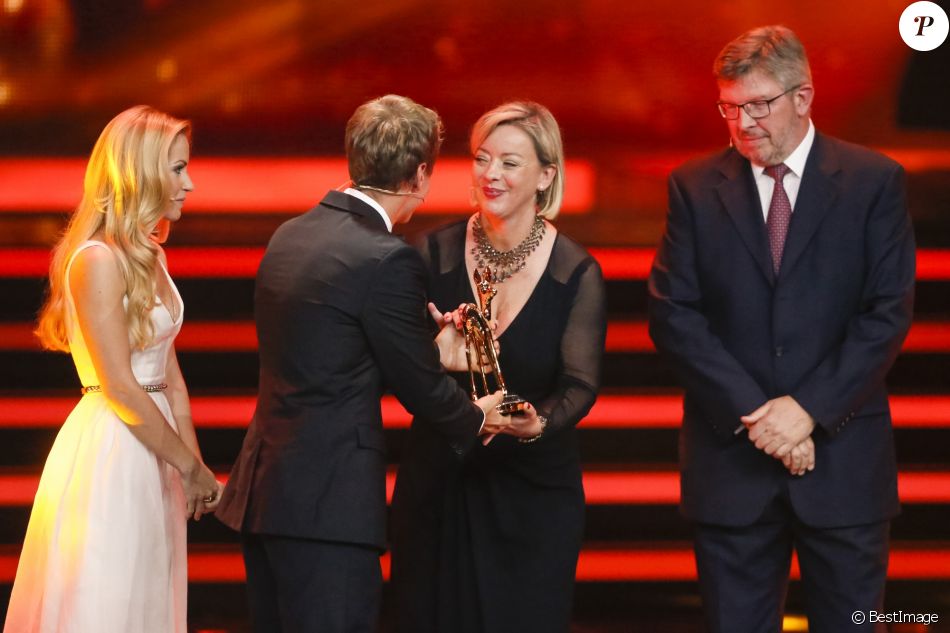 Sabine Kehm, manager de Michael Schumacher, avec Ross Brawn à ses côtés ...