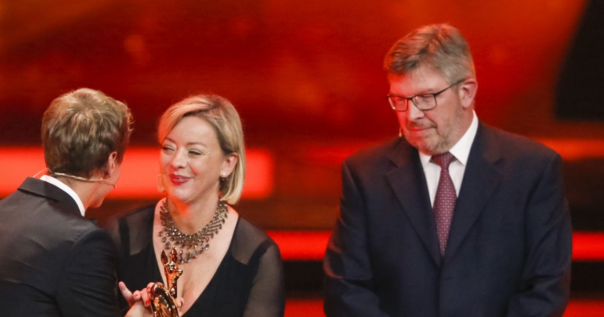 Sabine Kehm, manager de Michael Schumacher, avec Ross Brawn à ses côtés ...