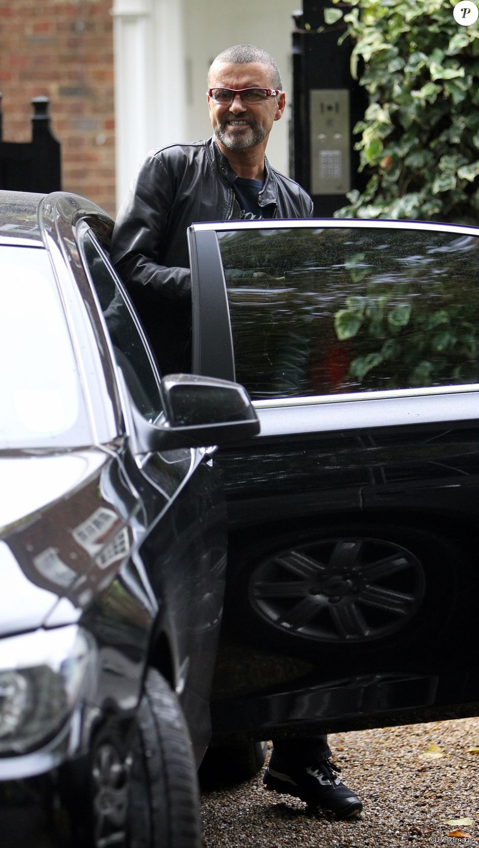 George Michael a la sortie de son domicile a Londres le 1er octobre ...