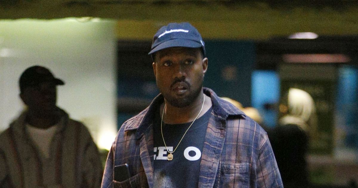 Exclusif - Kanye West, l'air triste, sort d'un cinéma à Sherman Oaks ...