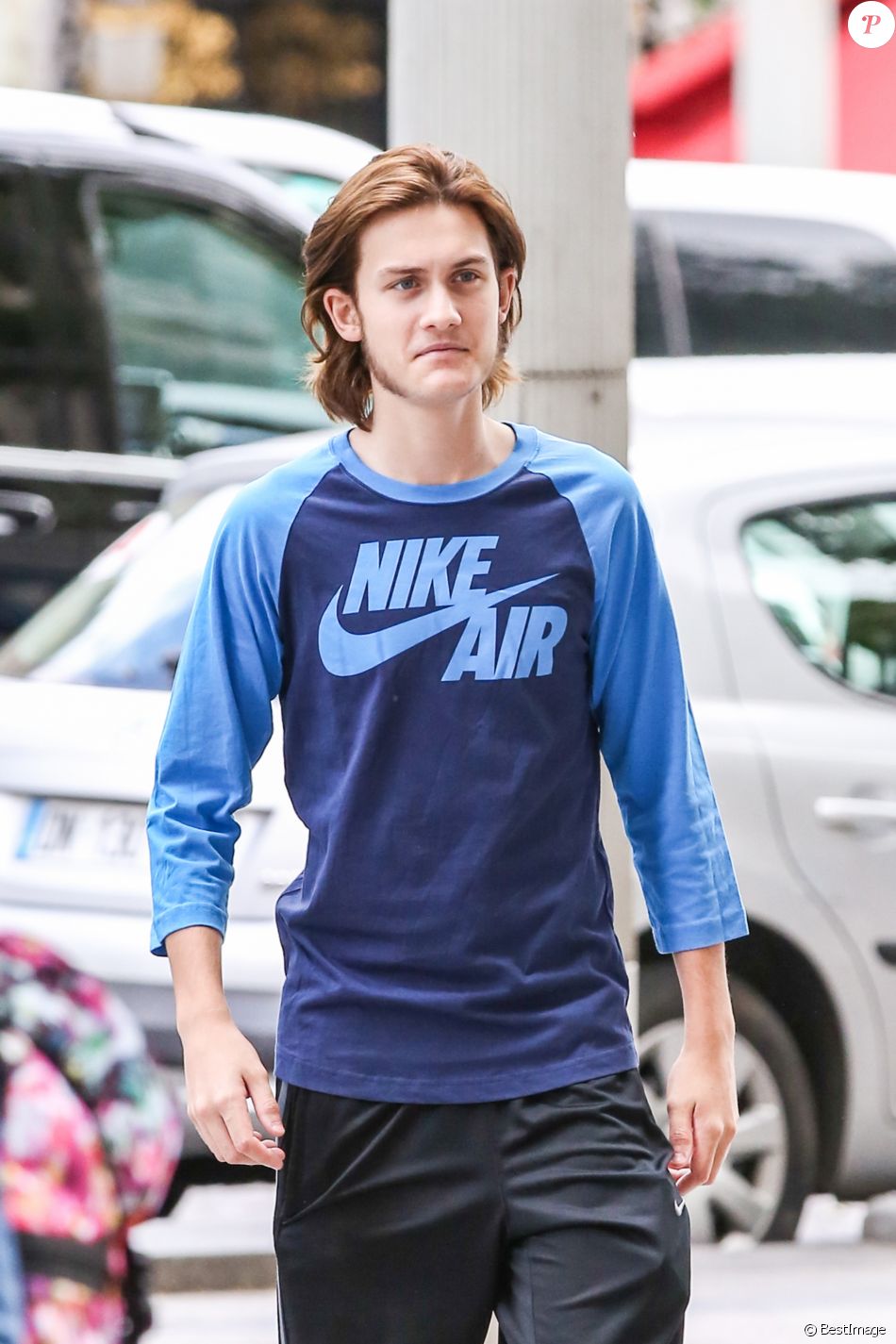René Charles Angélil se rend à la boutique Adidas sur l'avenue des ... René Charles Angélil se rend à la boutique Adidas sur l'avenue des ...