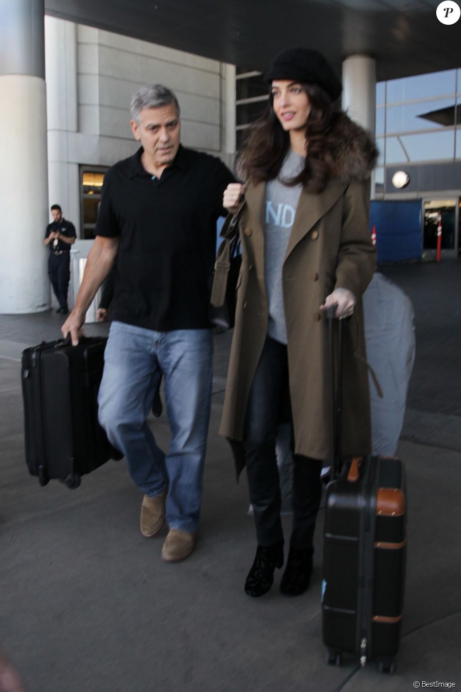 George Clooney et sa femme Amal, enceinte, arrivent à l'aéroport de Los ...