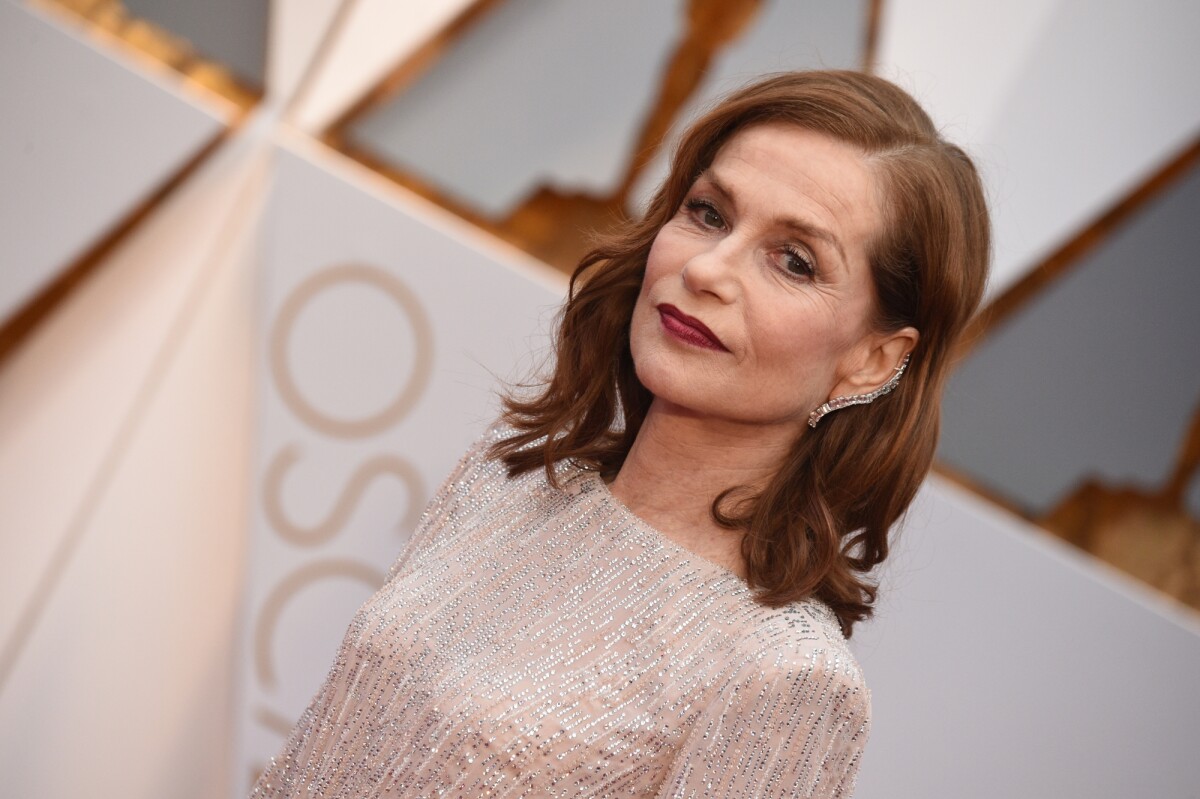 Photo : Isabelle Huppert (robe Armani Privé) sur le tapis rouge des ...