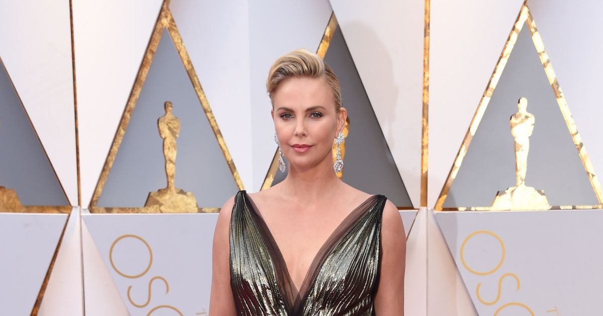 Charlize Theron (habillée en Dior Haute Couture) - Les célébrités ... Charlize Theron (habillée en Dior Haute Couture) - Les célébrités ...