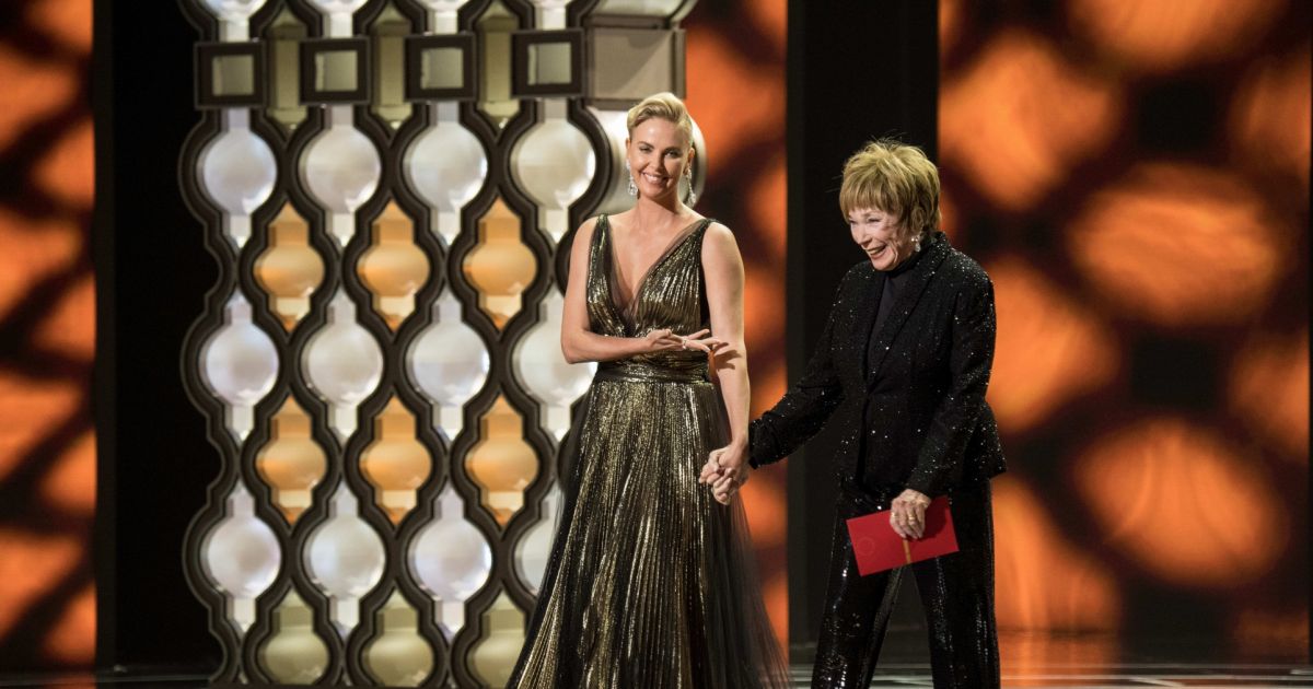 Charlize Theron (habillée en Dior Haute Couture) et Shirley MacLaine ... Charlize Theron (habillée en Dior Haute Couture) et Shirley MacLaine ...