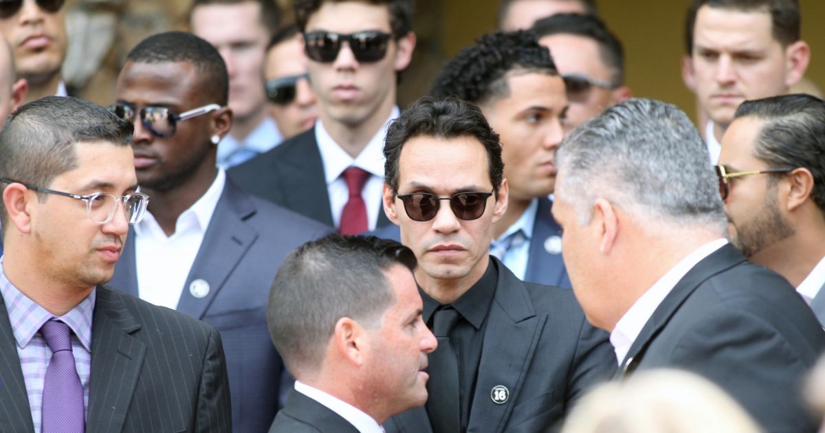 Le chanteur Marc Anthony et le président des Miami Marlins David Samson ...