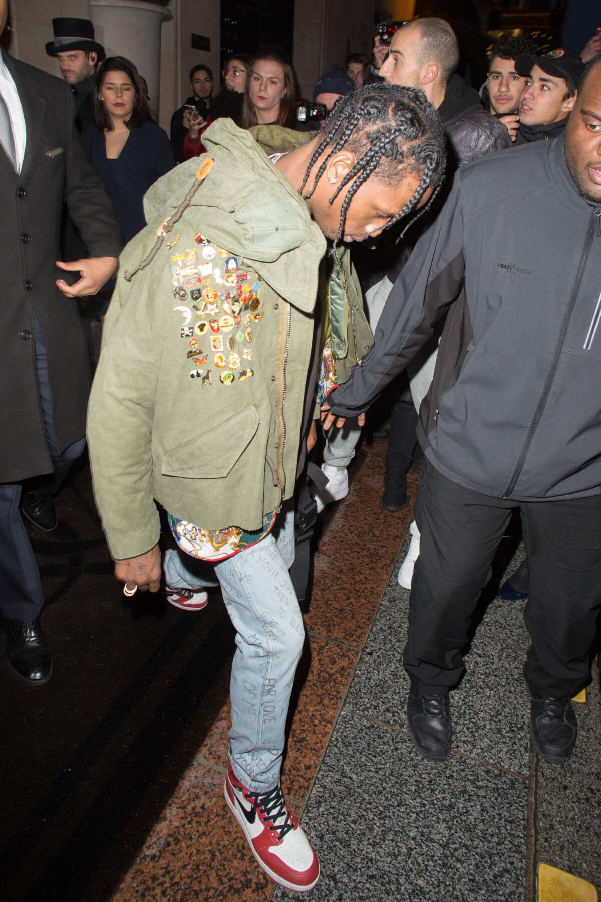 Photo : Travis Scott sort de l'hôtel Four Seasons George V à Paris, le ...