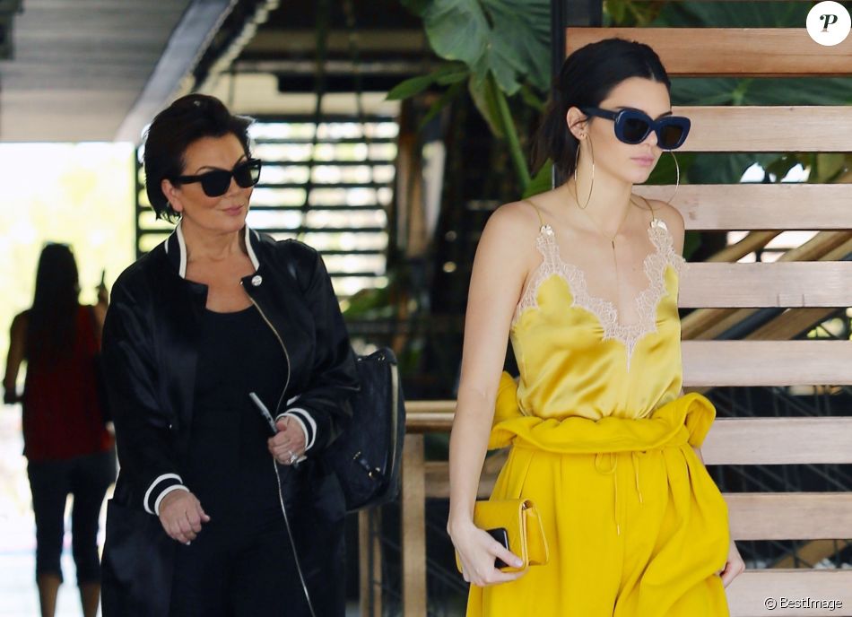 Kris Jenner avec sa fille Kendall Jenner sur le tournage de leur télé ...