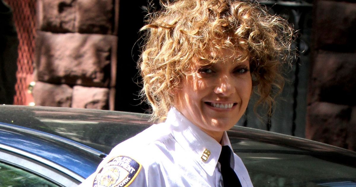 Jennifer Lopez en uniforme d'agent de police sur le tournage de 'Shades ...