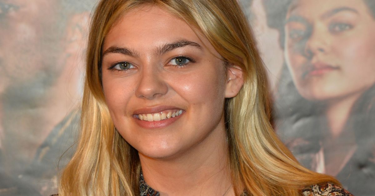 Louane Emera - Avant-première du film Nos Patriotes au cinéma UGC Ciné ...