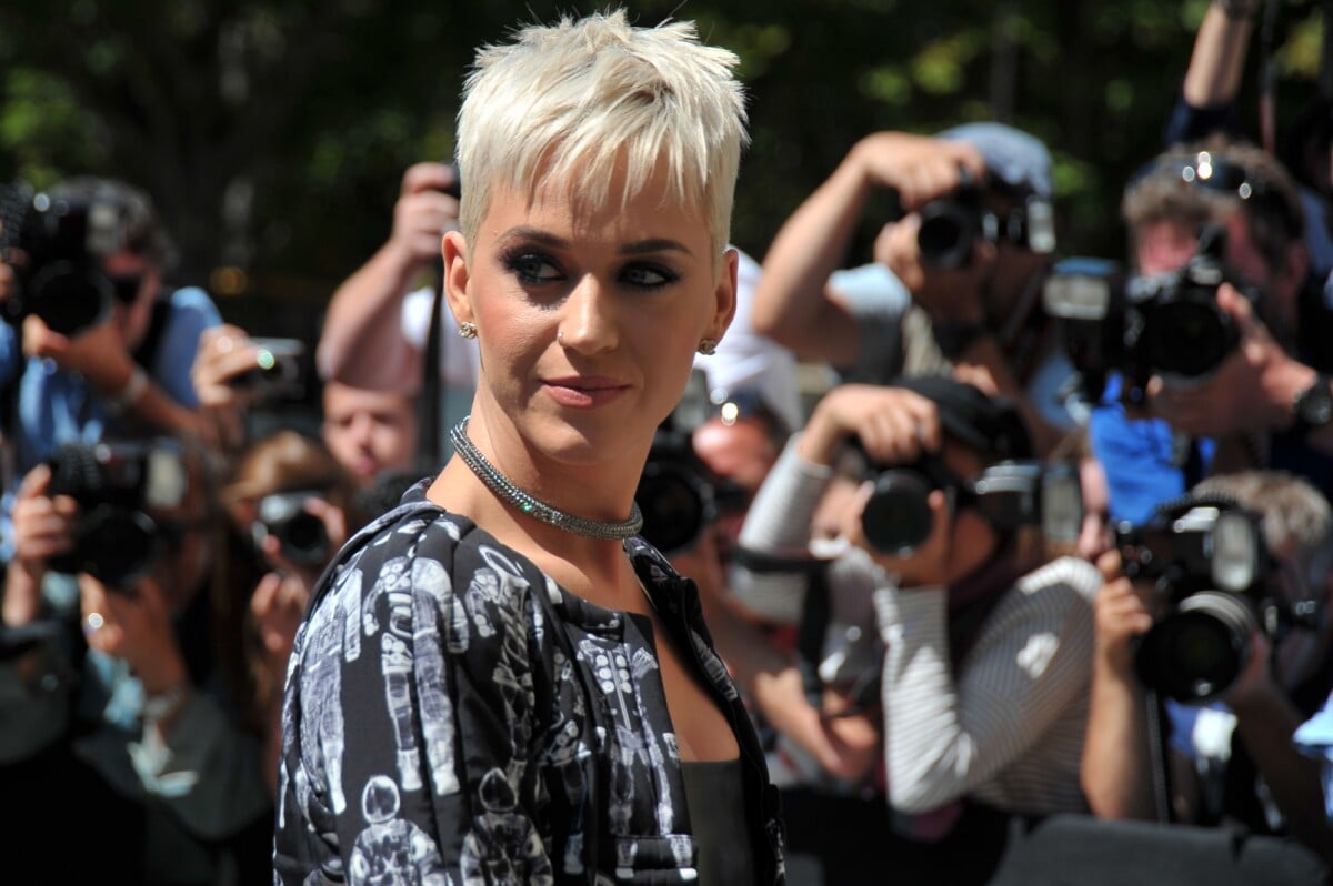 Photo : Katy Perry au défilé Chanel à Paris. Le 3 juillet 2017 ...