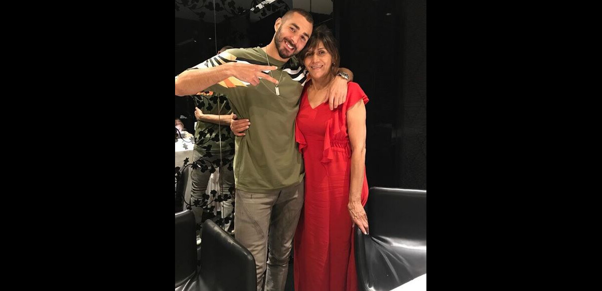 Photo : Karim Benzema pose avec sa maman Wahida à l'occasion de son 60e ...