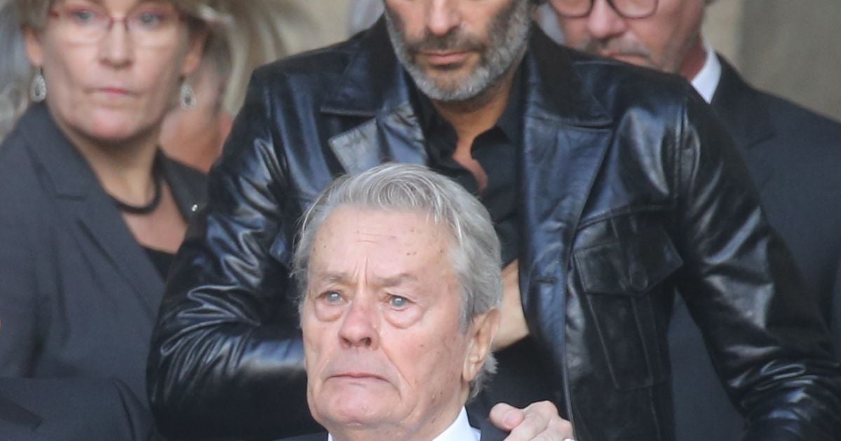 Alain Delon Anthony Delon Sorties Des Obsèques De Mireille Darc En Léglise Saint Sulpice à