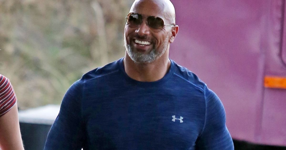 Exclusif - Dwayne Johnson salue ses fans à la sortie de l'Université de ...