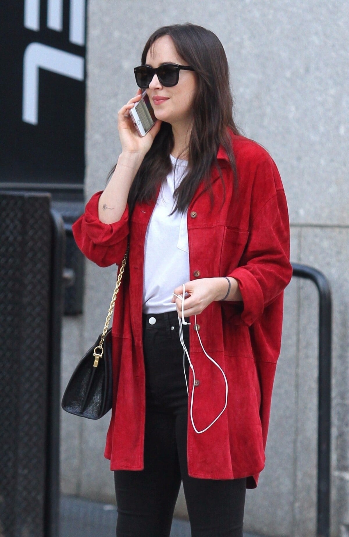 Photo : Dakota Johnson appelle un taxi dans les rues de Tribeca à New ...