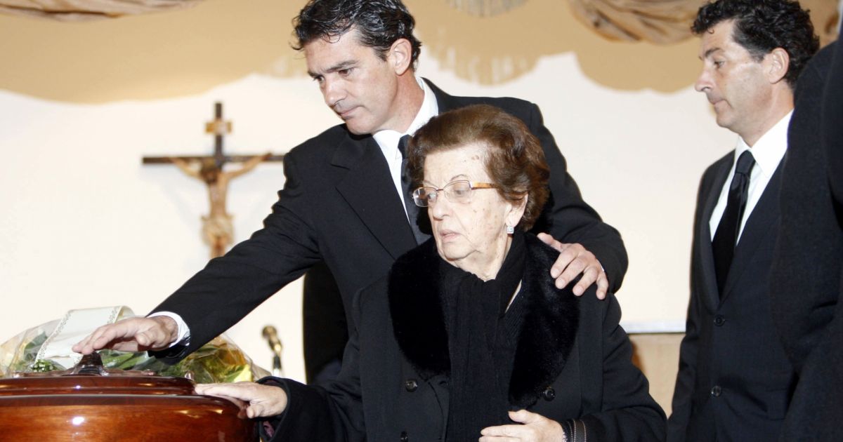 Antonio Banderas et sa mère Ana aux funérailles du père de l'acteur à ...