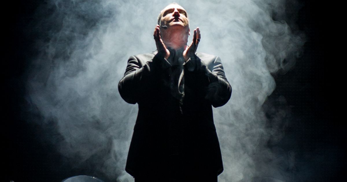 Messmer : Qui est vraiment le fascinant hypnotiseur ? - Purepeople