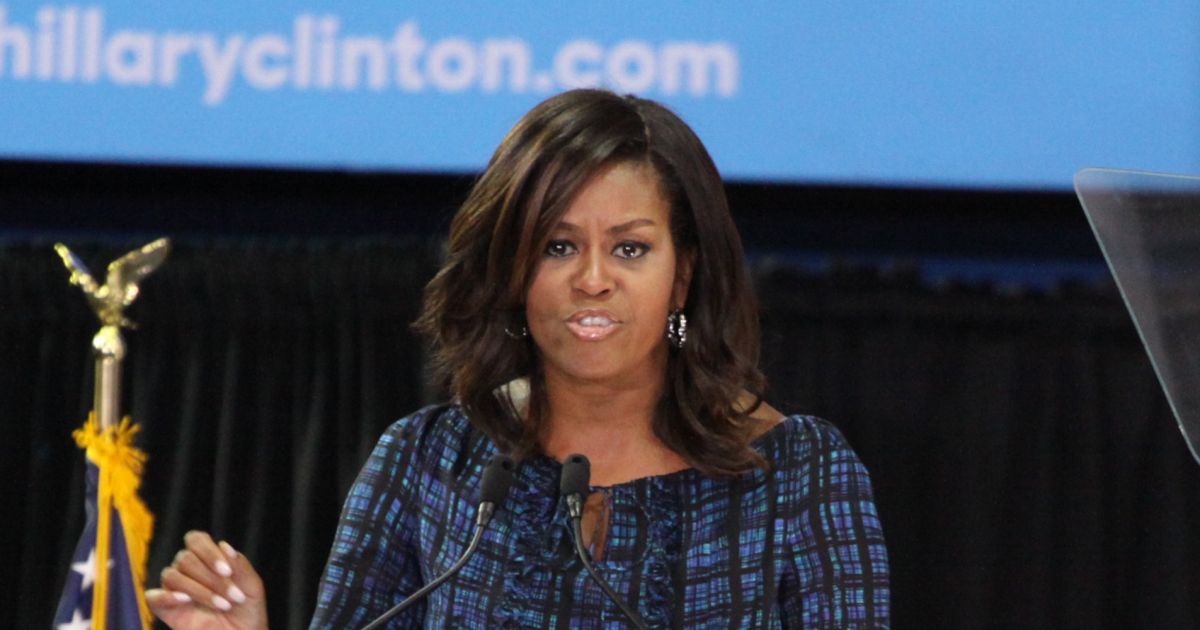 Michelle Obama en plein discours devant les étudiants de l'université ...