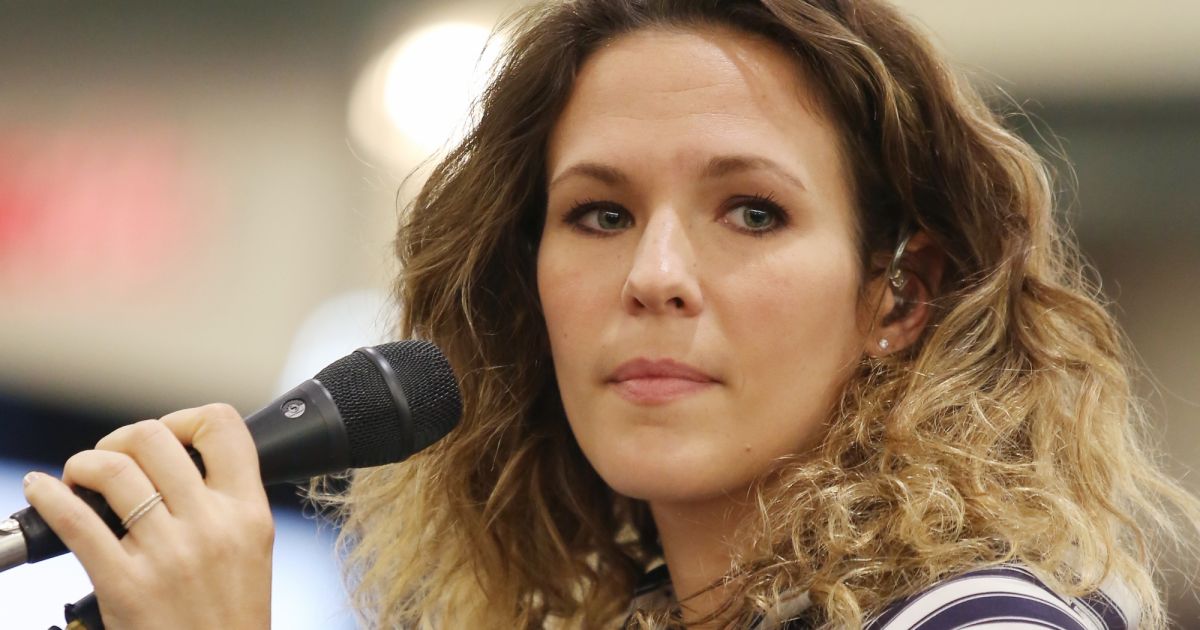 Exclusif - Lorie Pester en showcase au supermarché Carrefour de ...