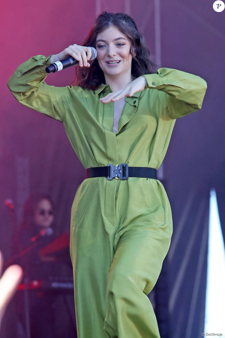 Lorde en concert à Vancouver le 3 septembre 2017. Singer Lorde glows in ...