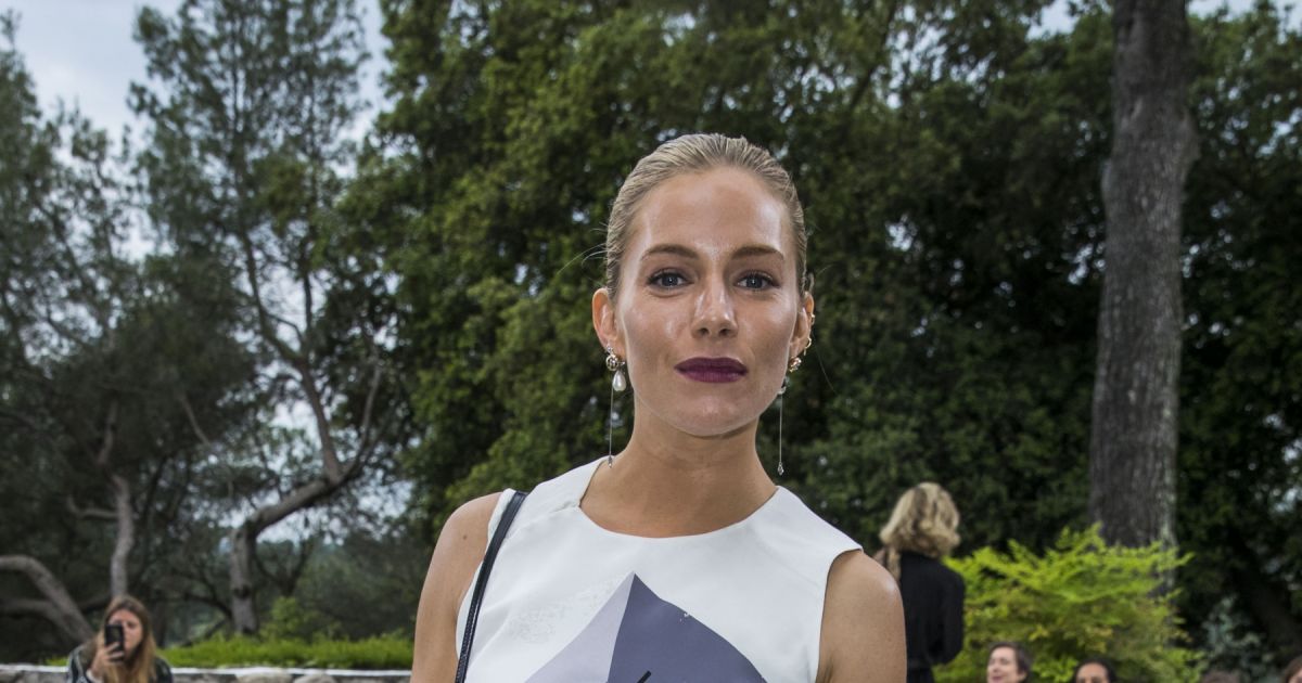 Sienna Miller - Front row au défilé de la collection croisière Louis ...