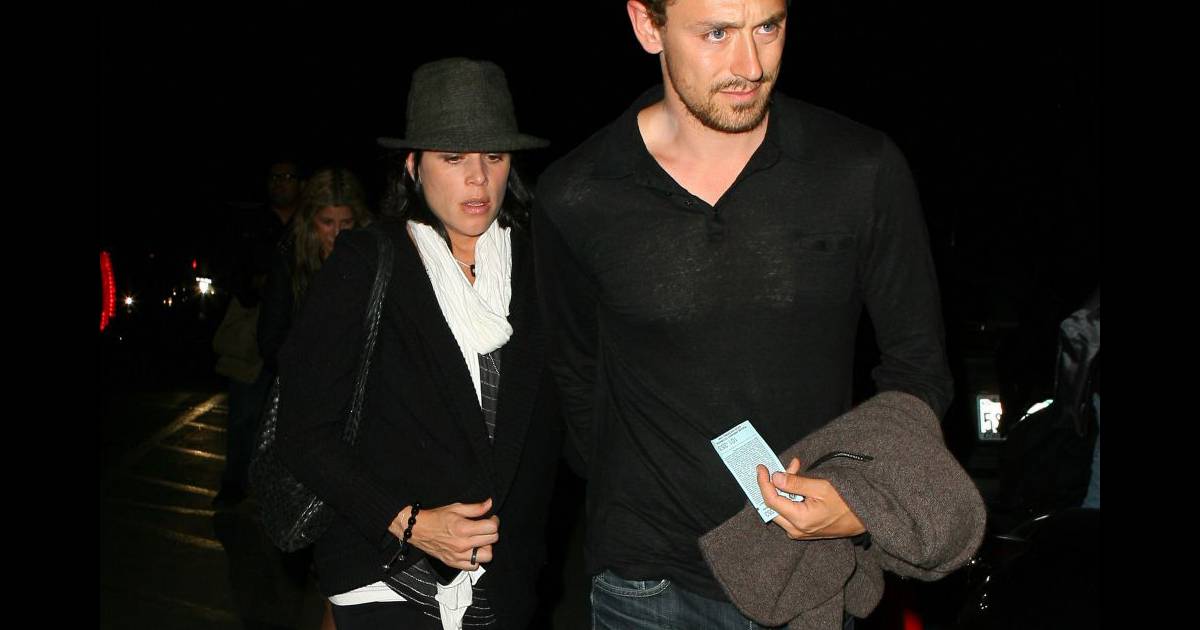 Neve Campbell et son compagnon J.J. Feild arrivent au concert de ...